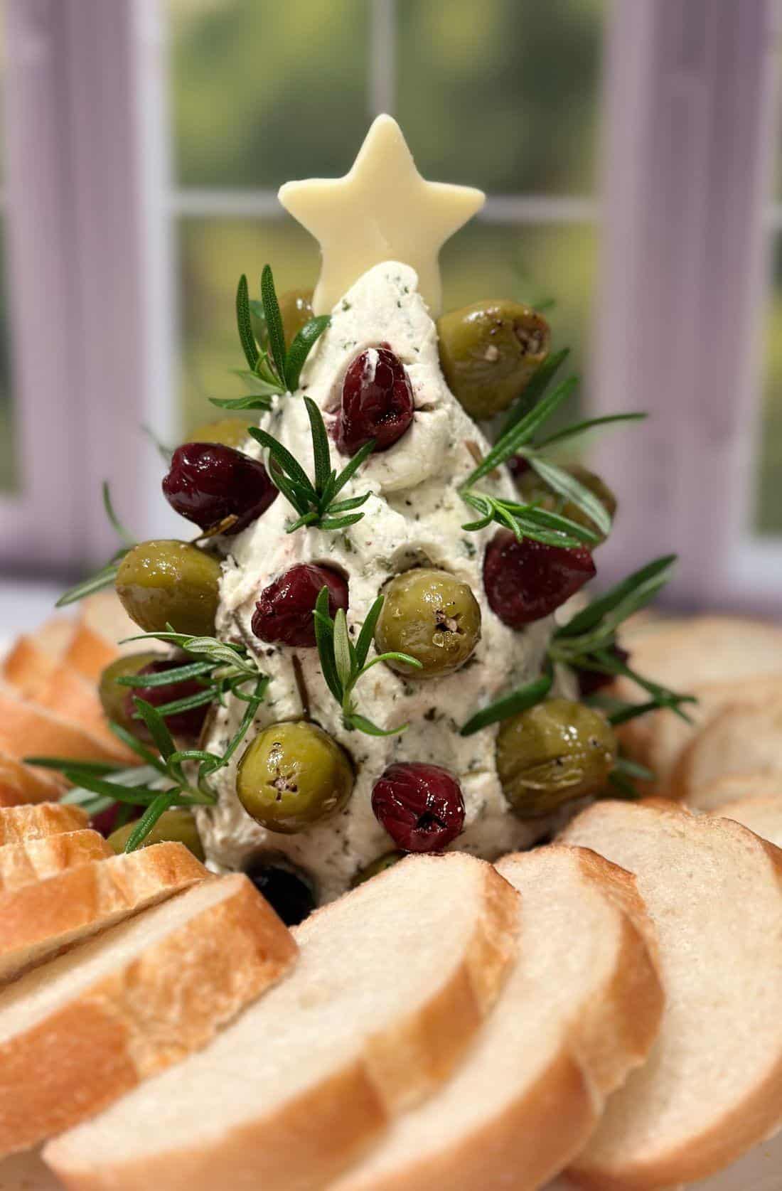 CRAFTING A FESTIVE CHEESE AND OLIVE CHRISTMAS TREE - Sweet and Savory ...