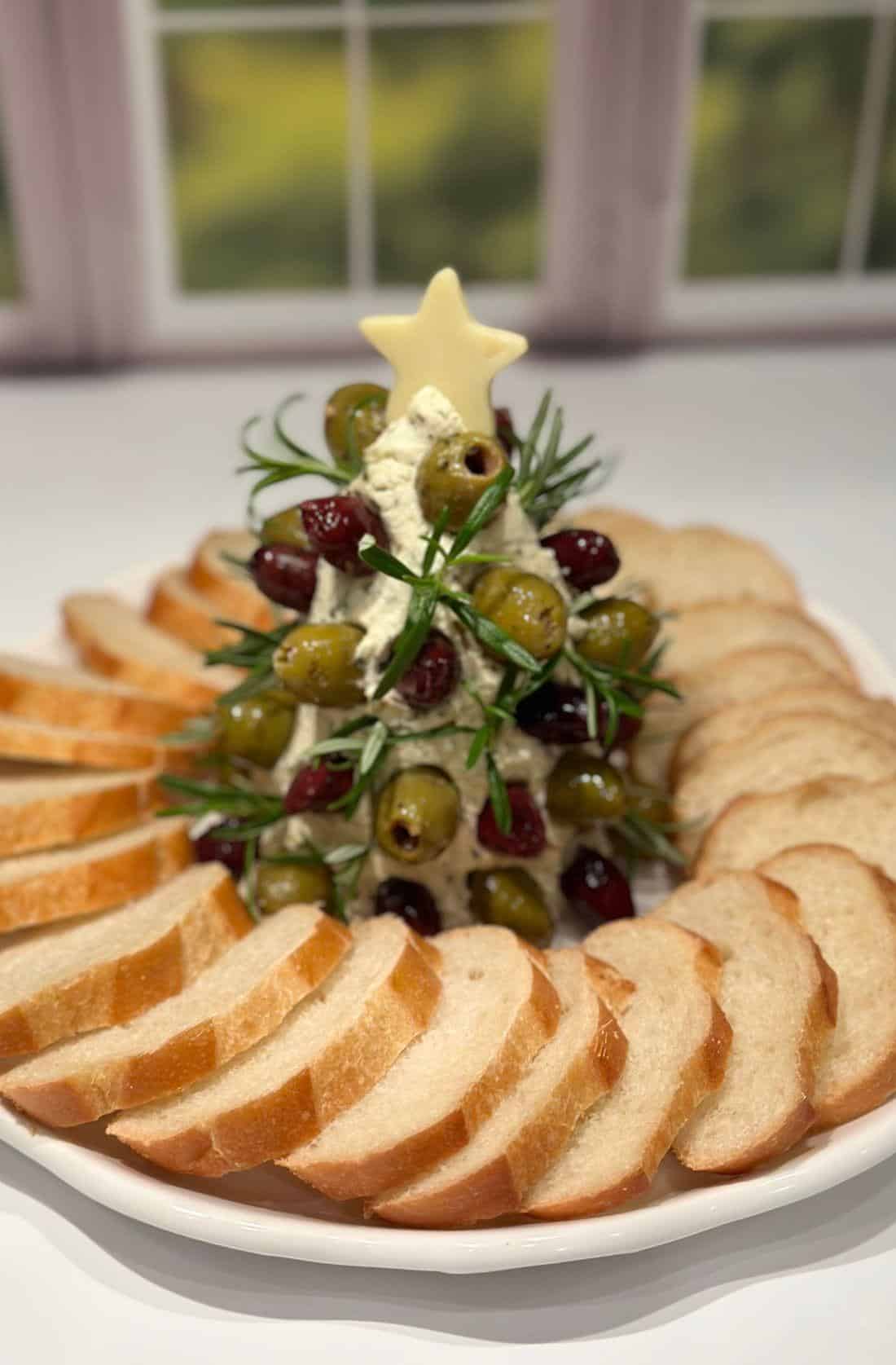 CRAFTING A FESTIVE CHEESE AND OLIVE CHRISTMAS TREE - Sweet and Savory ...