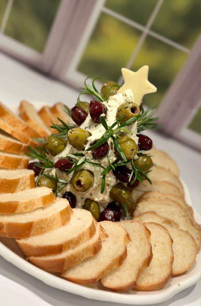 CRAFTING A FESTIVE CHEESE AND OLIVE CHRISTMAS TREE - Sweet and Savory ...