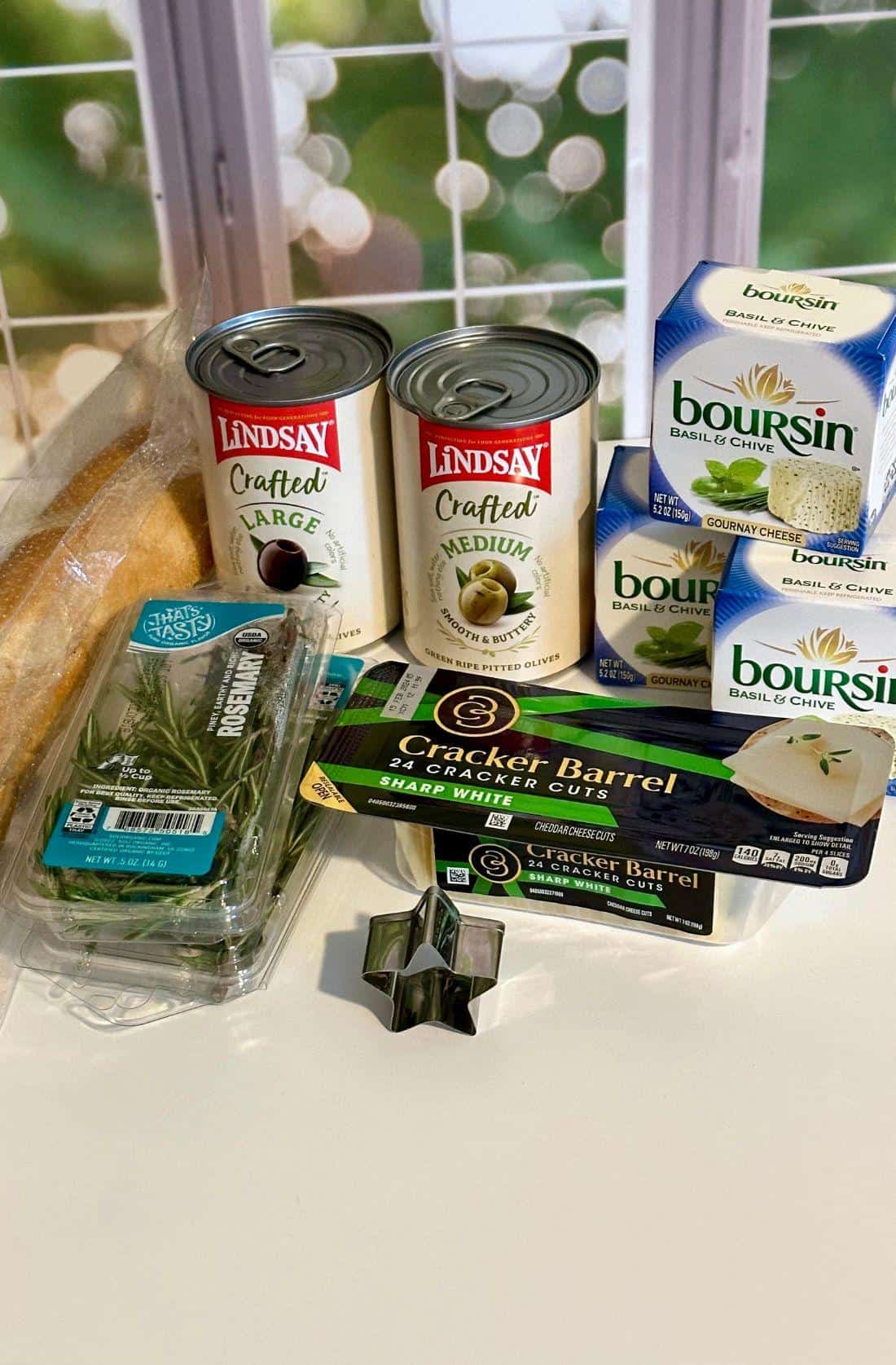 CRAFTING A FESTIVE CHEESE AND OLIVE CHRISTMAS TREE - Sweet and Savory ...