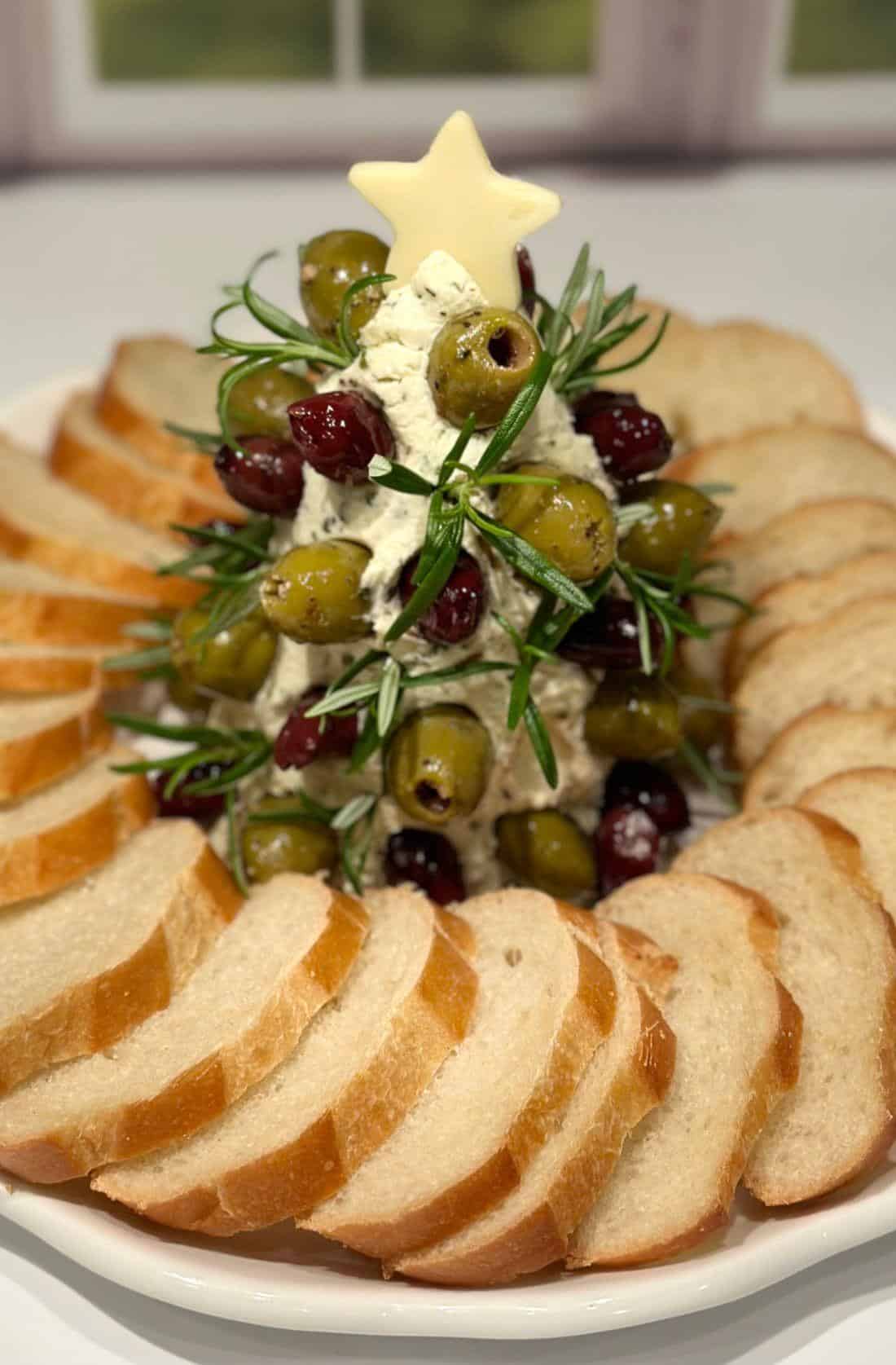 CRAFTING A FESTIVE CHEESE AND OLIVE CHRISTMAS TREE - Sweet and Savory ...