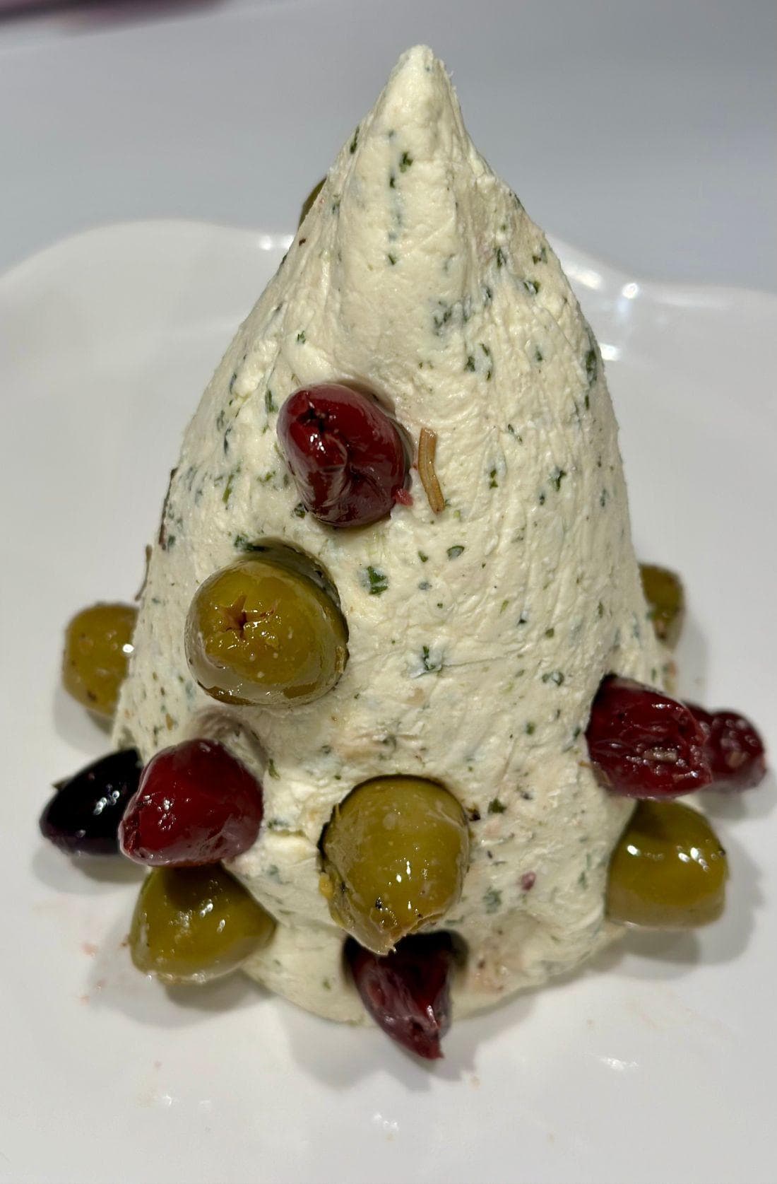 CRAFTING A FESTIVE CHEESE AND OLIVE CHRISTMAS TREE - Sweet and Savory ...