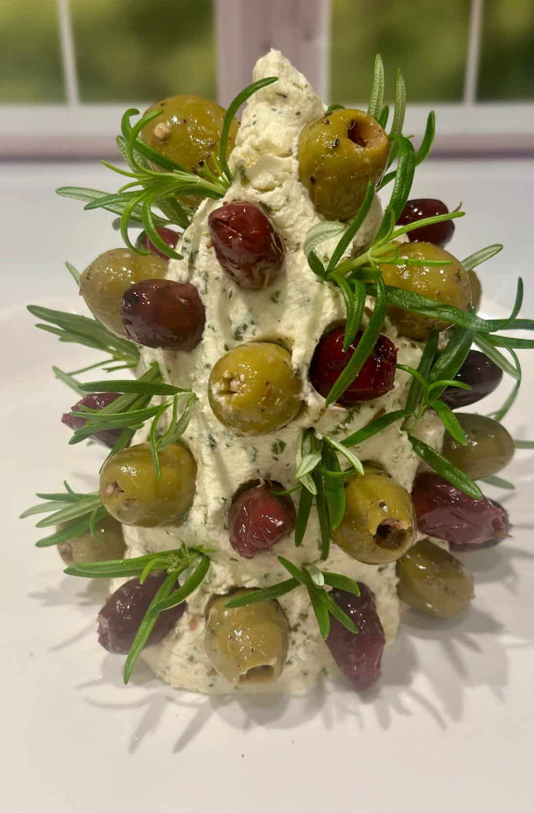 CRAFTING A FESTIVE CHEESE AND OLIVE CHRISTMAS TREE - Sweet and Savory ...