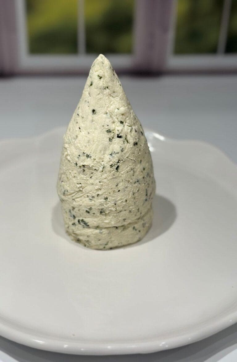 CRAFTING A FESTIVE CHEESE AND OLIVE CHRISTMAS TREE - Sweet and Savory ...
