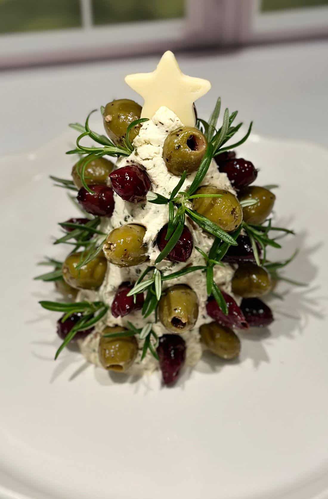 CRAFTING A FESTIVE CHEESE AND OLIVE CHRISTMAS TREE - Sweet and Savory ...